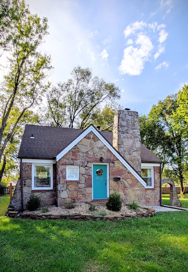 Springfield Stone Cottage - Springfield, MO