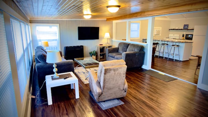 Sunny’s Hideaway - Clear Lake, IA