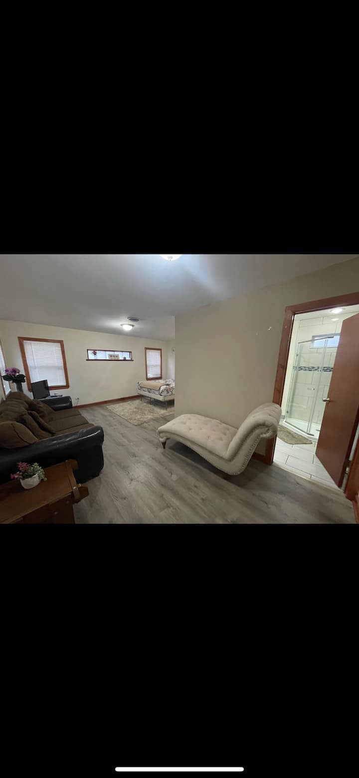 Nice Quaint House Close To Eway! - Tinley Park, IL