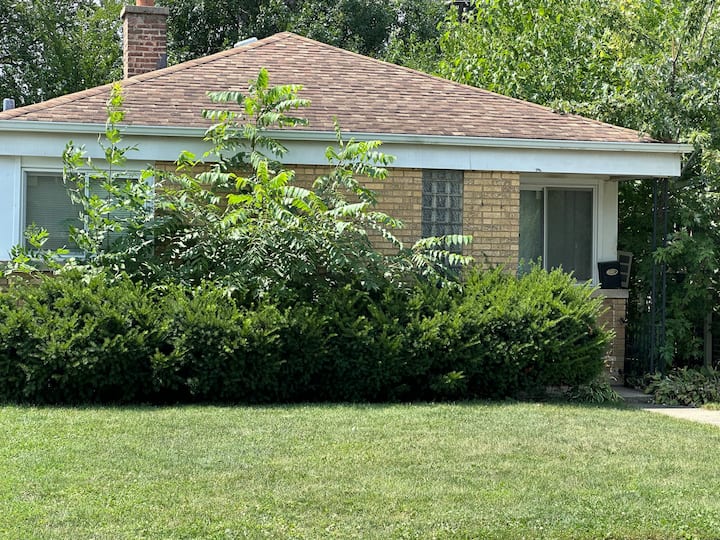 Nice Quaint House Close To Eway! - Chicago, IL