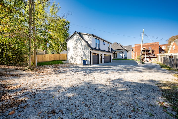 Depauw Carriage House Luxe - DePauw University, Greencastle