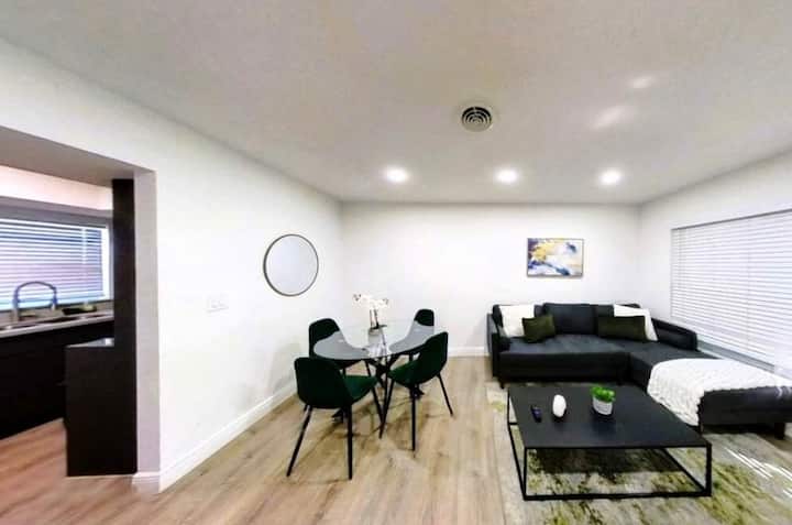 Palm & Paradise Luxe Retreat (Comfort Meets City) - Fort Lauderdale