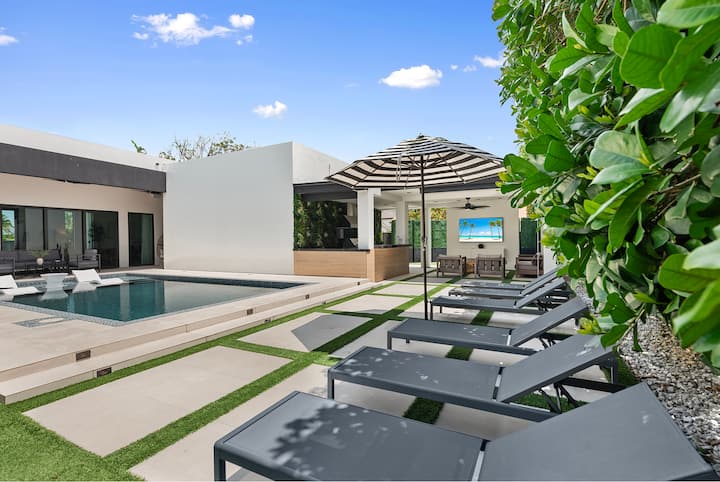 Gated Villa | Pool/spa, Bball & Ping Pong - Doral, FL