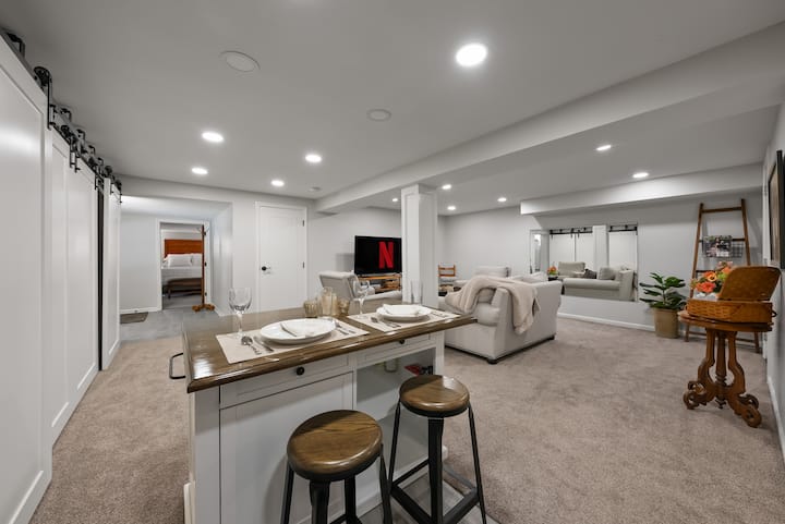 Beverly Hills Suite - Private Basement & Entry - Overland Park, KS