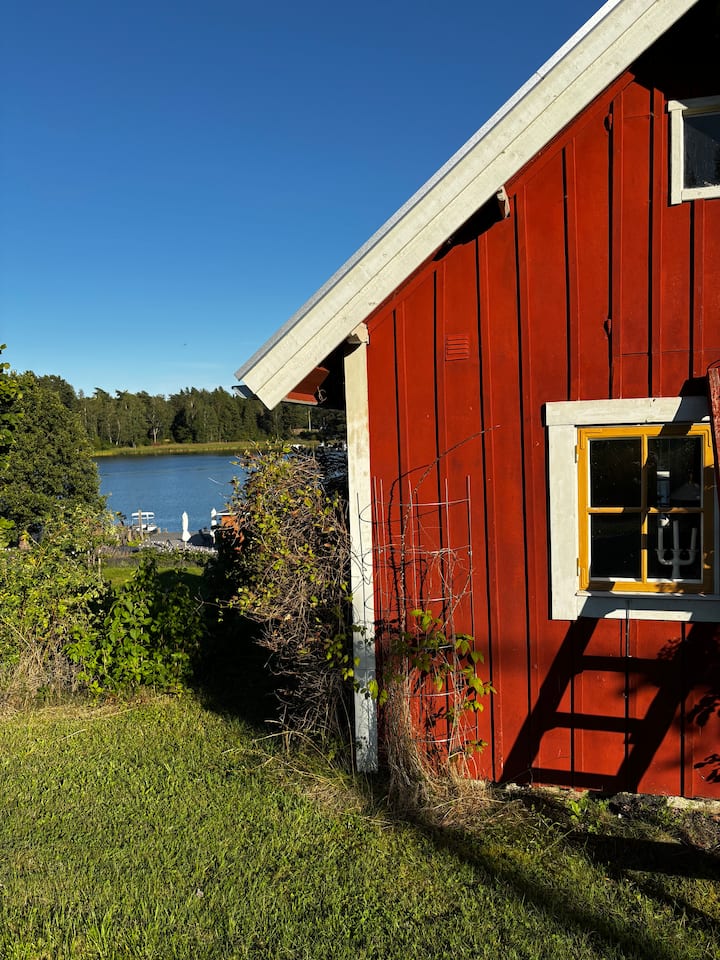 Fin Stuga Med Vacker Utsikt öVer Vik I Vettershaga - Suède