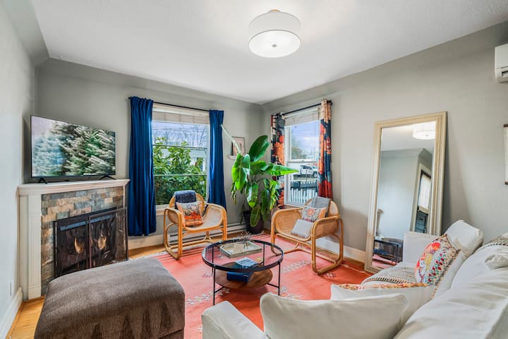 Luxury Spacious Retreat With Serene Views - Tacoma, WA