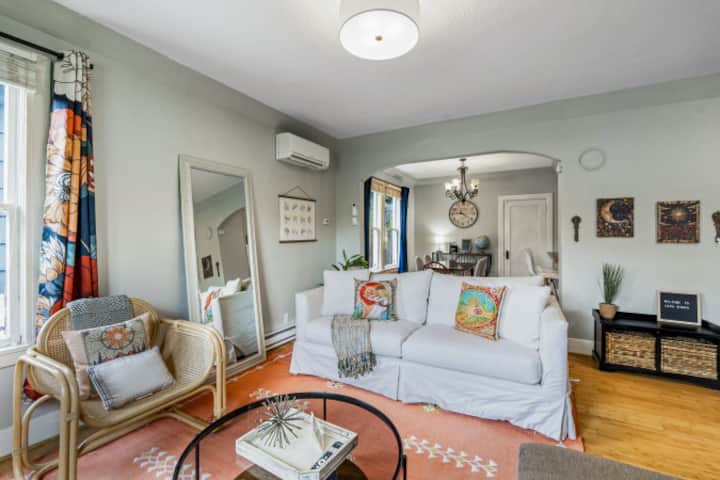 Spacious Luxury Stay | Workspace + Private Patio - Tacoma, WA