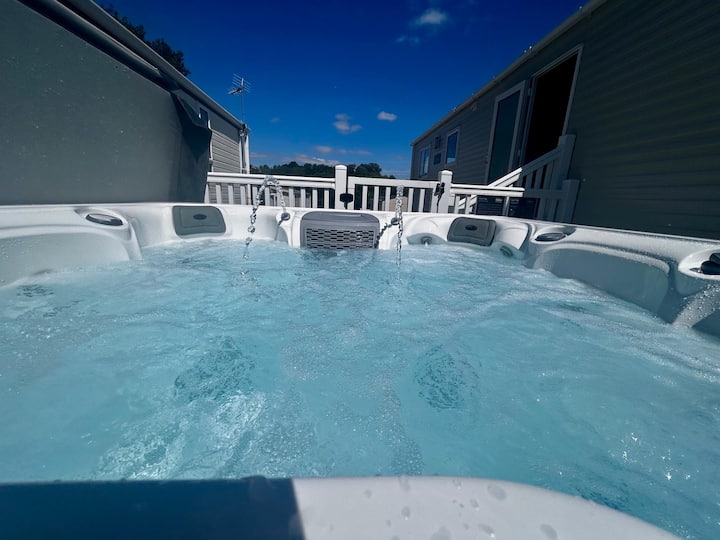 Hot Tub Lakeside Holiday Home - Northwich