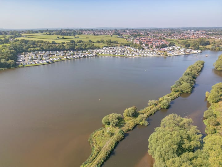 Hot Tub Lakeside Holiday Home - Northwich