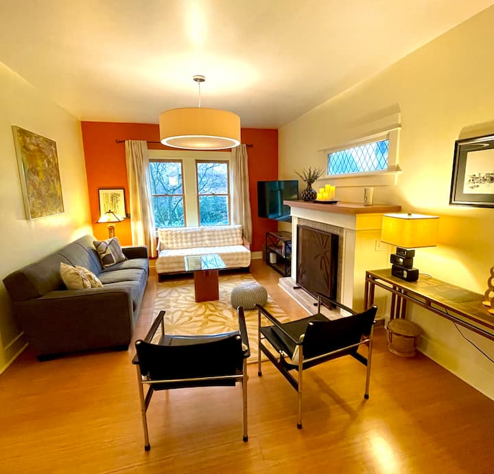 Charming Single Family Home, Centrally-located! - Seattle, WA