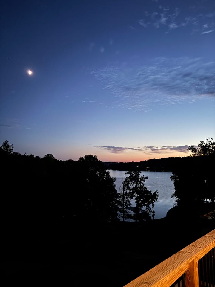 Bluey On Eddy Bay!
4 Nights For 3 Sun-wed! - Lake Barkley