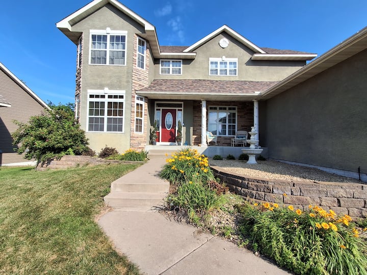 Spacious 5br House - Blaine, MN