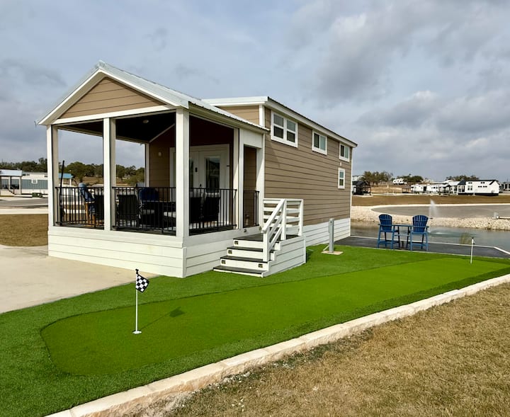 Tiny Wildflower Haus - Luckenbach, TX