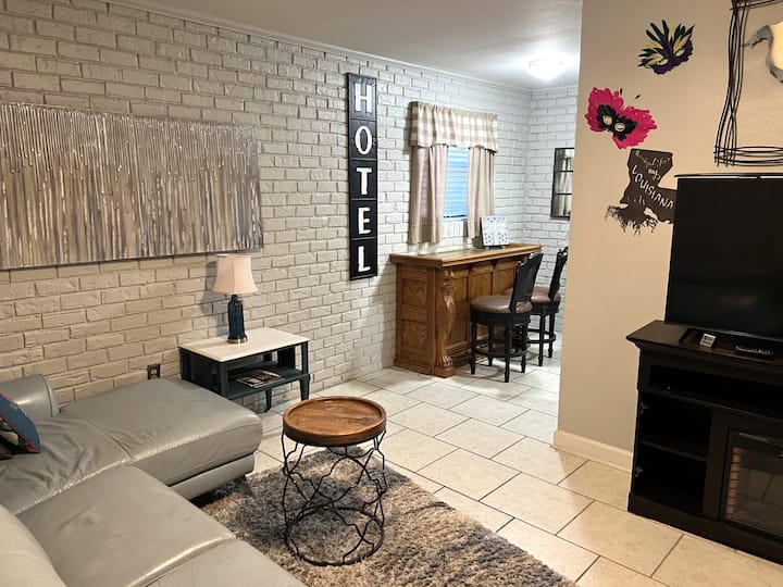 Mardi Gras Central One Block From The River Center - 巴頓魯治