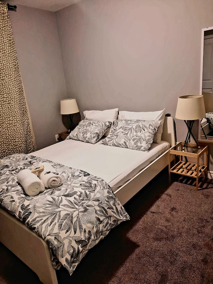 Cozy Private Bedroom - St. Catharines