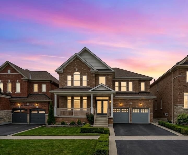 Cozy Detached House~sleeps 12~3.5 Baths For Groups - Brampton