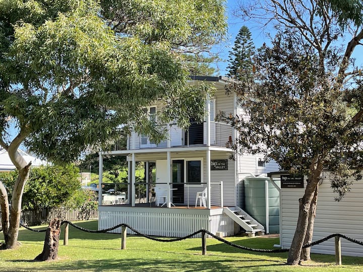 Dig's In The Valley - Fraser Island