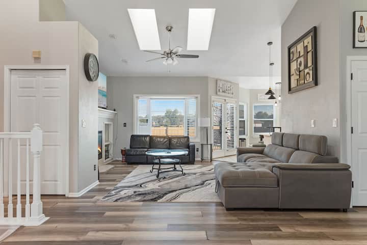 Jacuzzi, Bar, Indoor Gym, Fireplace, Pooltable Etc - Denver, CO