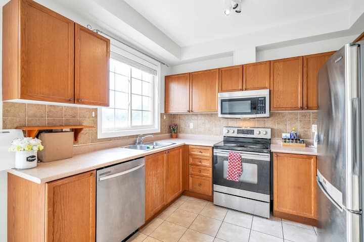 Amazing_4+1_bedroom_central_ajax - Whitby