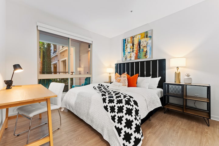 Irvine Spectrum Apartment Home - Aliso Viejo, CA