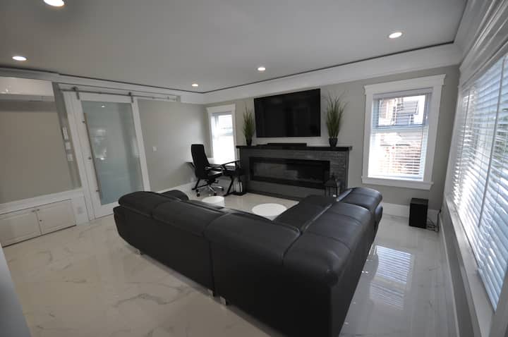 Sunset Views New Luxury Living 4 Bedroom Castle - Vancouver