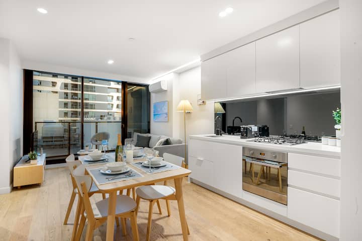 Stylish & Central 2br Apt | Pool, Gym & Sauna - Southern Cross Railway Station, Docklands