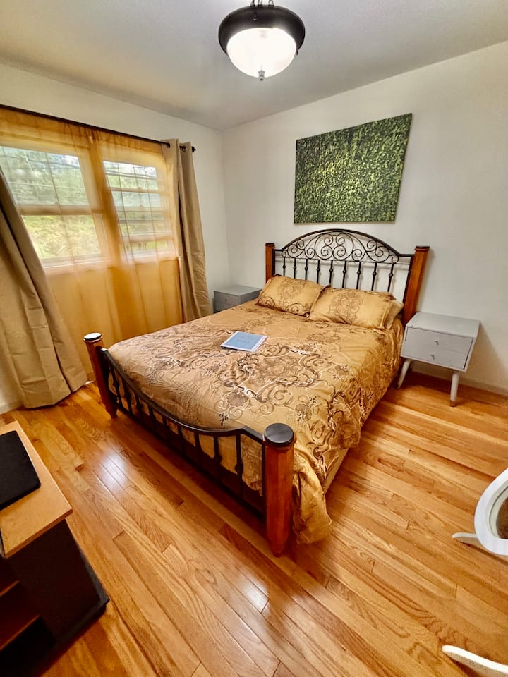 Room A – Hot Tub, Trails, River - Algonquin, IL