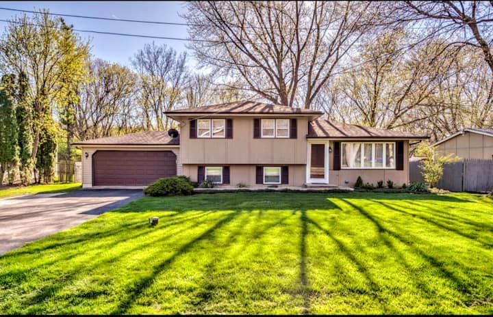 Peaceful 3-br Retreat W/ Hot Tub & Fire Pit - Algonquin, IL