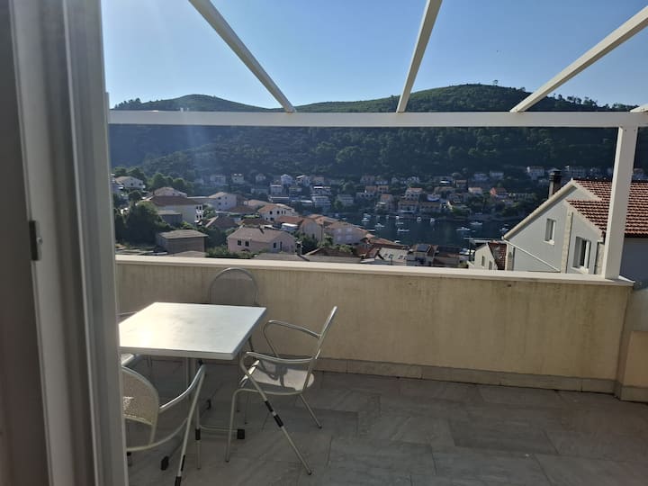 Udoban Apartman S Terasom. - Smokvica