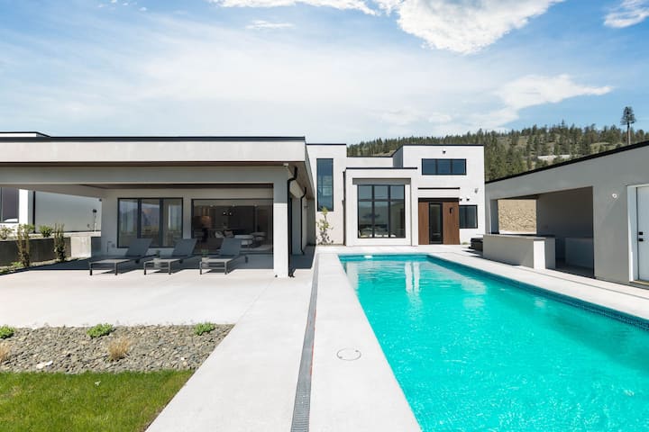 Bella Vue Manor! Pool+hottub/2 Master Bedrooms - Kelowna