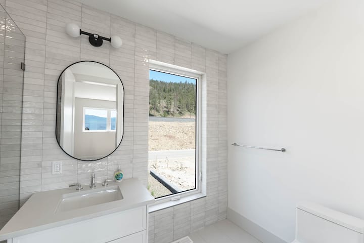 Bella Vue Manor! Pool+hottub/2 Master Bedrooms - Peachland