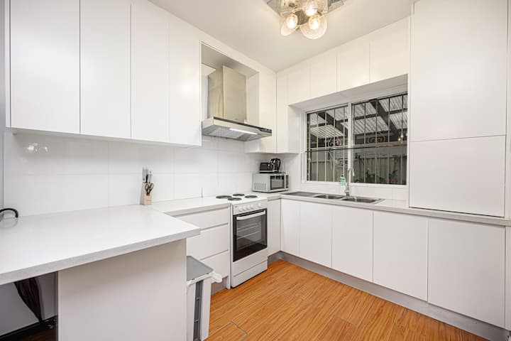 Modern Comfort In Bankstown - Strathfield