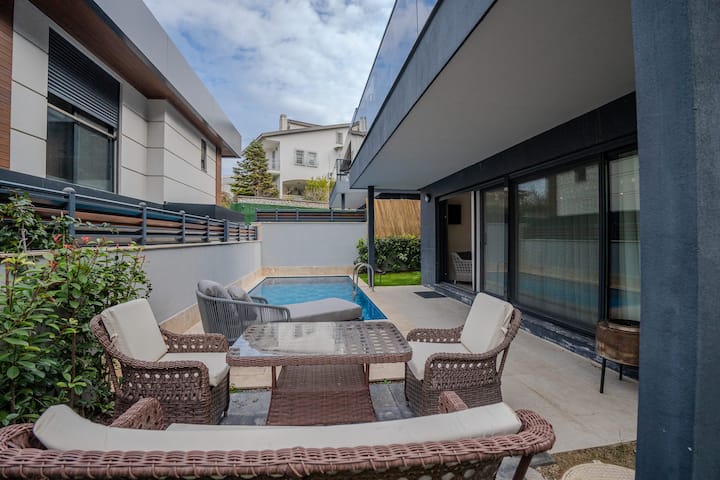 Lüks ,Orman Içinde, öZel Havuzlu,şömineli Villa - Urla