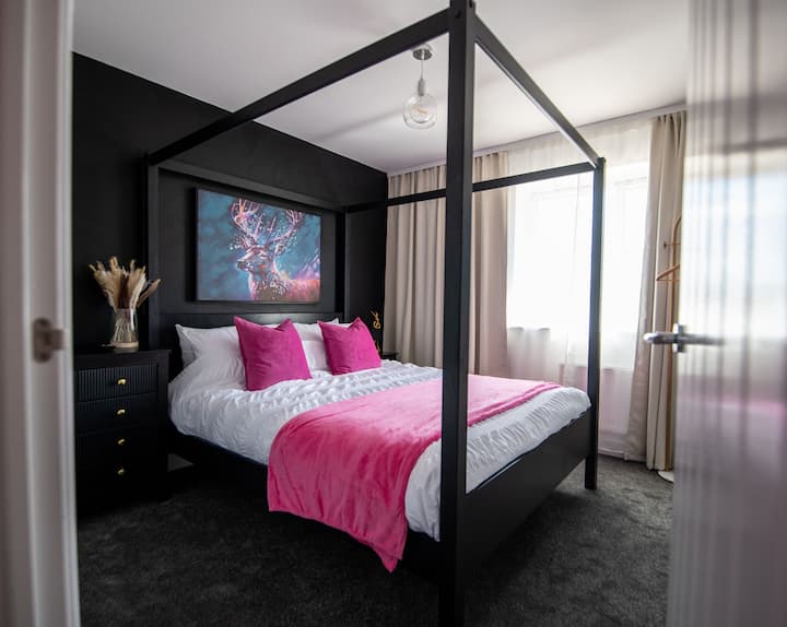 Luxurious Hot Tub Getaway - 2 Bedroom - Sleeps 6 - Hythe