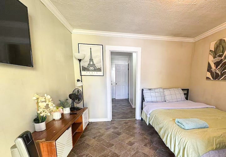 Work-ready Studio | Kitchen + Wi-fi | Near Bart - San Leandro, CA