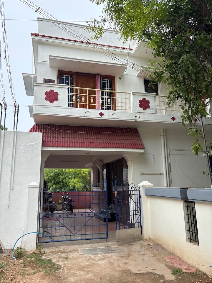 Full 3bhk Ac 6 Guests. 2 Mi From Madurai Rly Stn. - Madurai