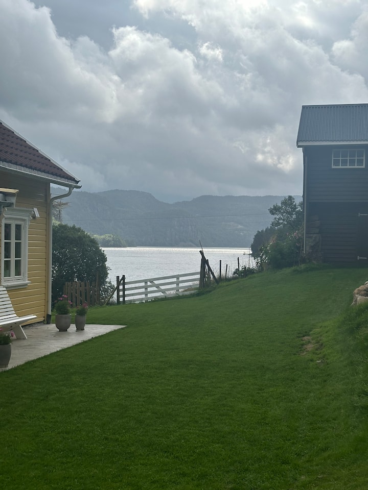 Fredelig Landsted Ved Vannet. - Flekkefjord