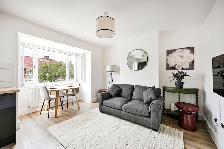 1-bed W/ Parking | Near Wembley & Tube - Harrow