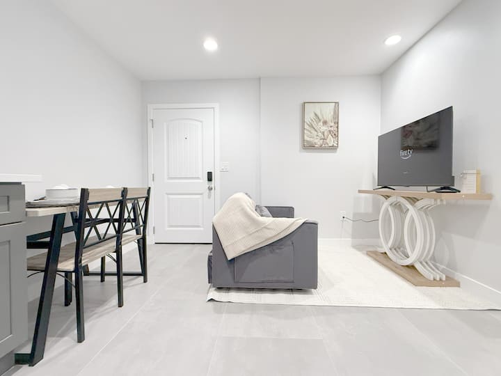 Cozy 2br | Fast Wifi, Kitchen, & Washer/dryer - Orange