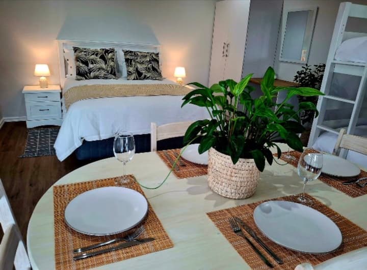 La Ford 2
Family Farm Cottage - Hopetown