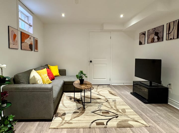 3-bed 2 Br Apt W Parking Near 427/yyz/cloverdale - 多倫多