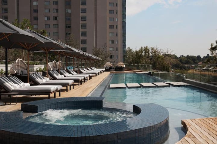 Central Hotel-style Room! - Sandton