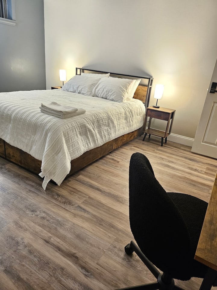 A Bedroom In A Cozy Basement Wi-fi, Ac, Parking - Lowell, MA