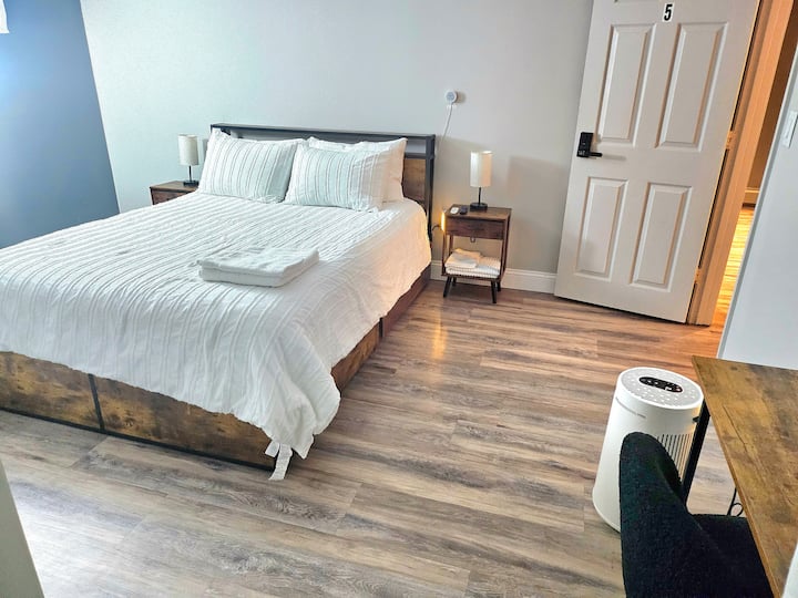 Rm #5; Private Rm & Bath; 1 Parking+tv - Burlington, MA