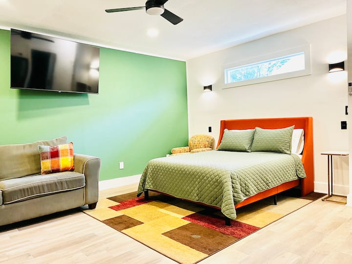 Studio Garage Suite Up 4 People - Dell Diamond Stadium - Round Rock