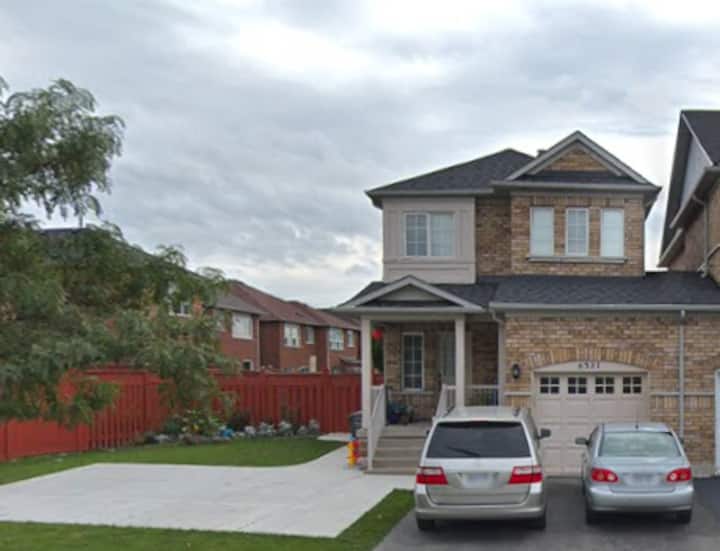 Entire 4br 3ba Home, Sleeps12 - Brampton