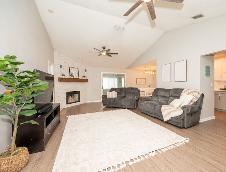 Central Location, Gym, Sauna, 100" Tv, 15 To Beach - Jacksonville, FL