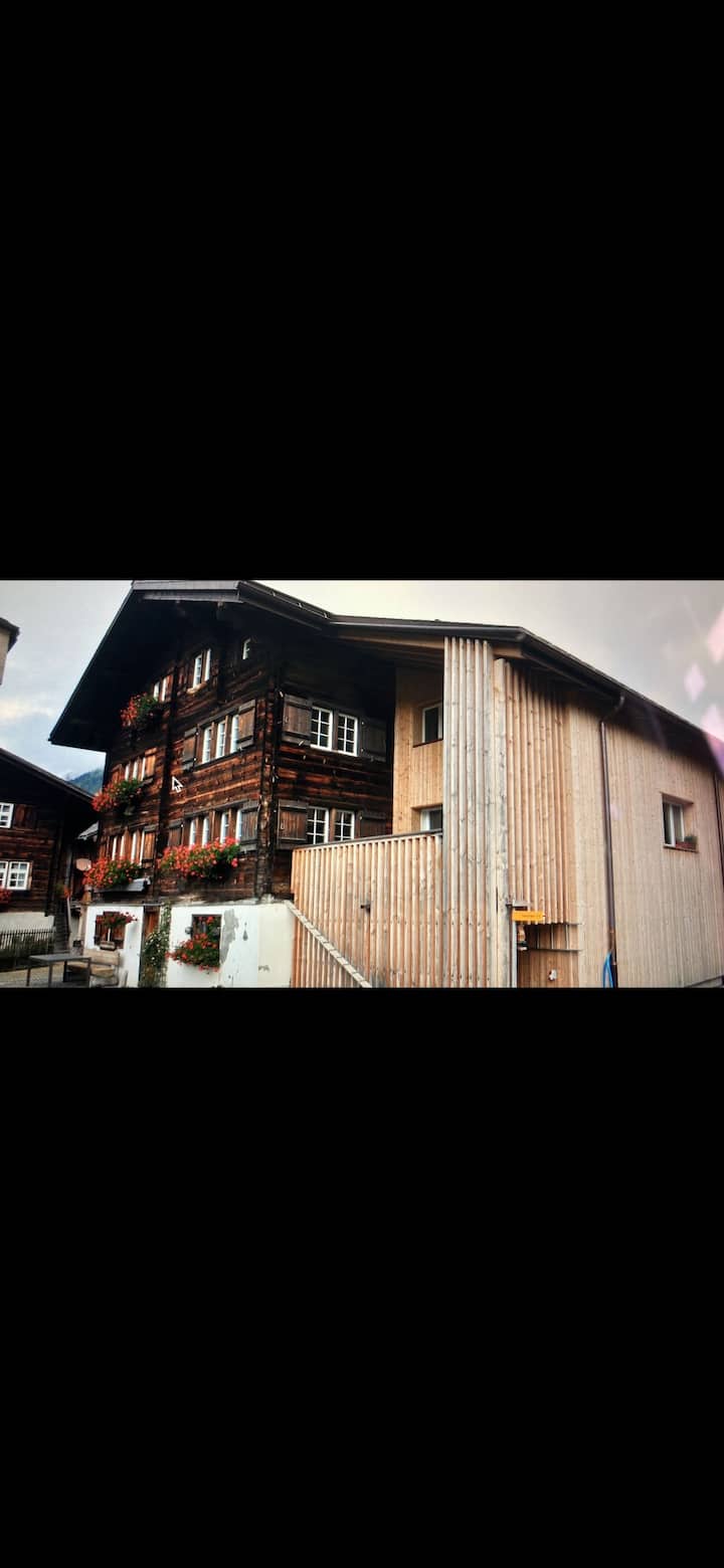 Zimmer Umgeben Von Eindrücklicher Bergkulisse - Elm