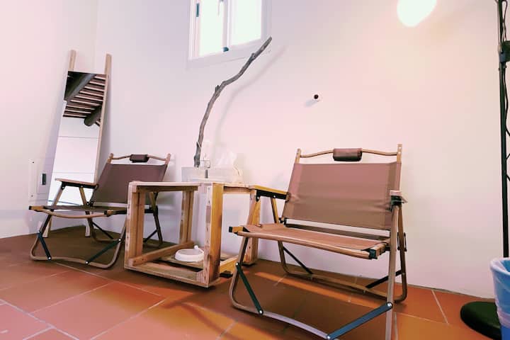 樹皮工藝雙人床雅房|斜坡客棧 Kivala Hostel|金門閩南建築背包客棧 - 진청 진