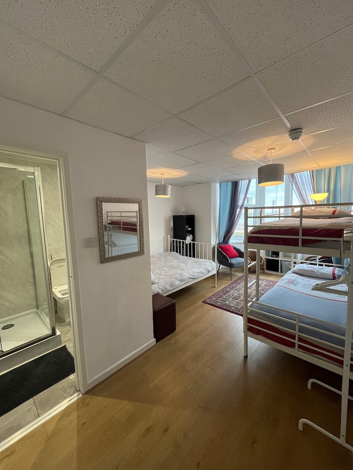 Oakwell Family Hotel - 4 Sleeper Seaview - Blackpool